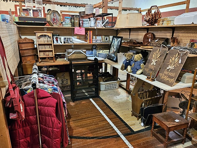 Old School Flea Market's vendor booths create a curriculum of collectibles—where every purchase feels like graduating with honors in treasure hunting.