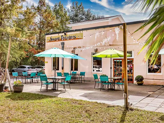 The unassuming stucco exterior belies the culinary magic happening inside. Like a Southern secret waiting to be discovered under those Georgia skies.