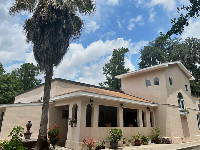 The unassuming stucco exterior belies the culinary magic happening inside. Like a Southern secret waiting to be discovered under those Georgia skies.