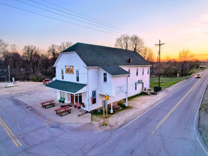 The unassuming white facade of Sommerset Hall Café stands like a time capsule in Dover – proof that culinary treasures often hide in plain sight.