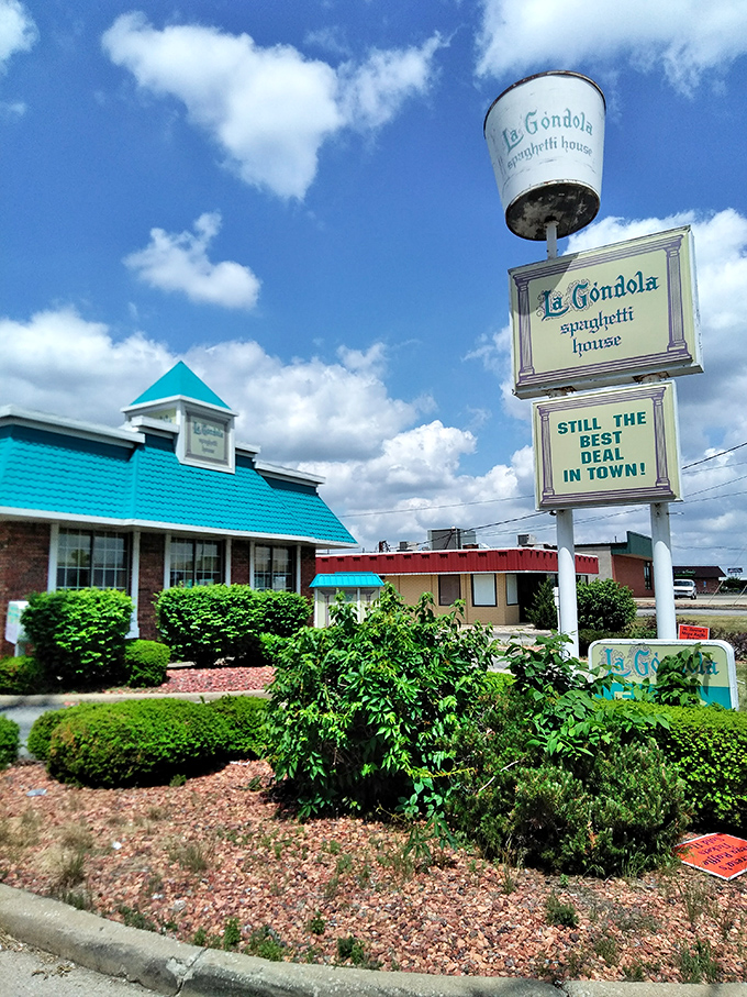 That distinct turquoise roof isn't just eye-catching—it's a beacon for pasta pilgrims. La Gondola's humble exterior hides culinary treasures worth discovering.