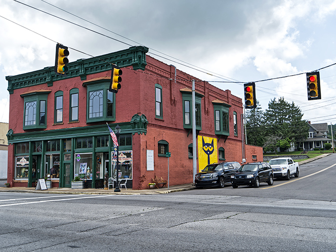 Downtown Fort Payne welcomes visitors with its classic small-town charm. Those vintage storefronts aren't just pretty facades—they're portals to local treasures waiting to be discovered.