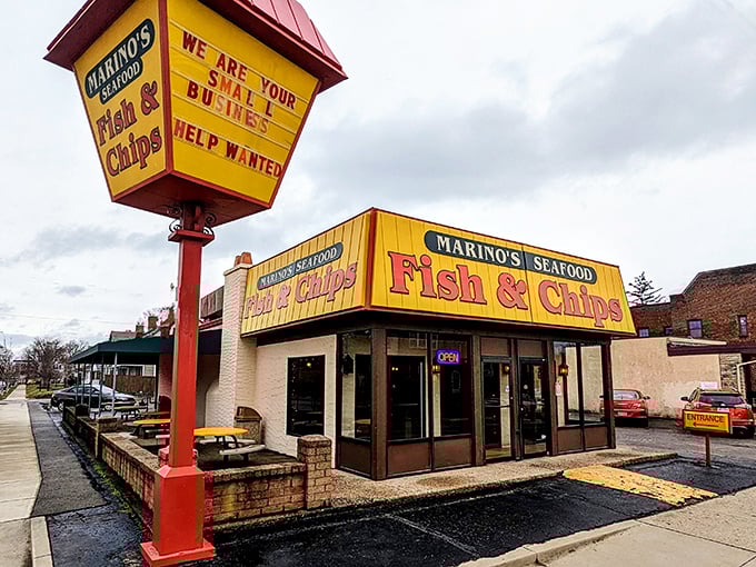 That sunshine-yellow exterior isn't just a building—it's a beacon of deep-fried hope for seafood lovers stranded in landlocked Ohio.