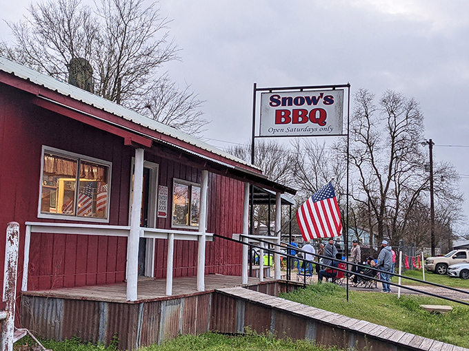 The unassuming exterior of Snow's BBQ stands like a barbecue beacon in tiny Lexington, where meat pilgrims gather before dawn every Saturday.