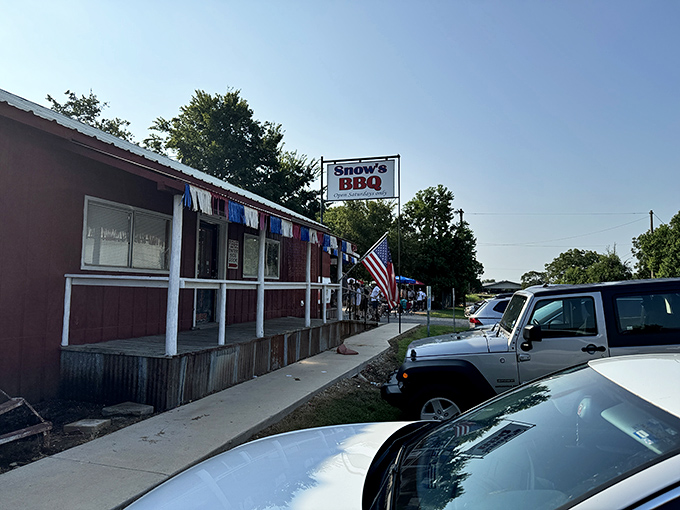 The unassuming exterior of Snow's BBQ stands like a barbecue beacon in tiny Lexington, where meat pilgrims gather before dawn every Saturday.