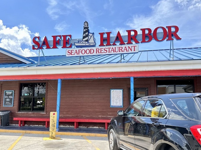 The unassuming exterior of Safe Harbor hides seafood treasures within—like finding the Hope Diamond at a yard sale.