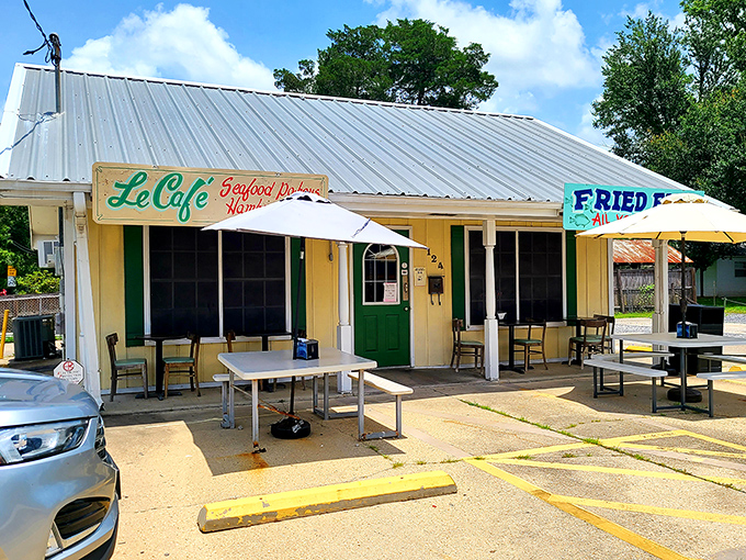Le Café's unassuming exterior hides seafood platters that have launched a thousand food pilgrimages to this yellow cinder-block treasure.