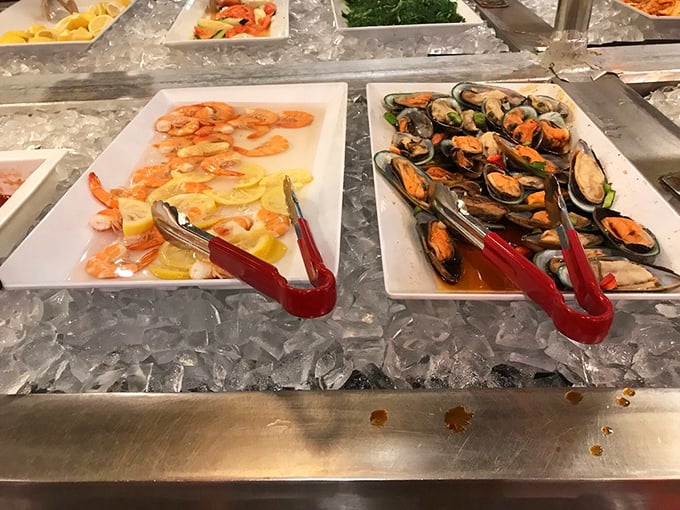 Seafood on ice: where shrimp and mussels await their destiny. The red serving tongs are practically begging you to be generous with yourself.