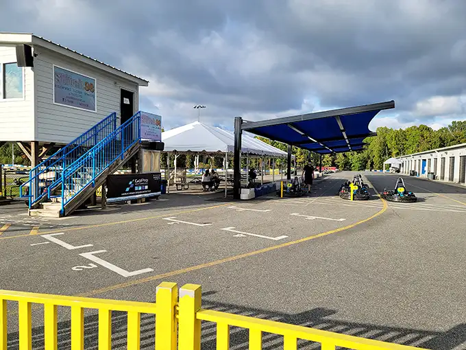 Command central awaits racers with its blue stairs leading to racing heaven – the starting point of countless friendly rivalries and victory stories.