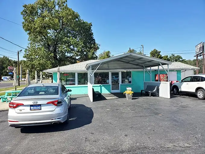 Starnes' turquoise oasis beckons like a BBQ mirage. This little Paducah gem proves the best things come in bright blue packages!