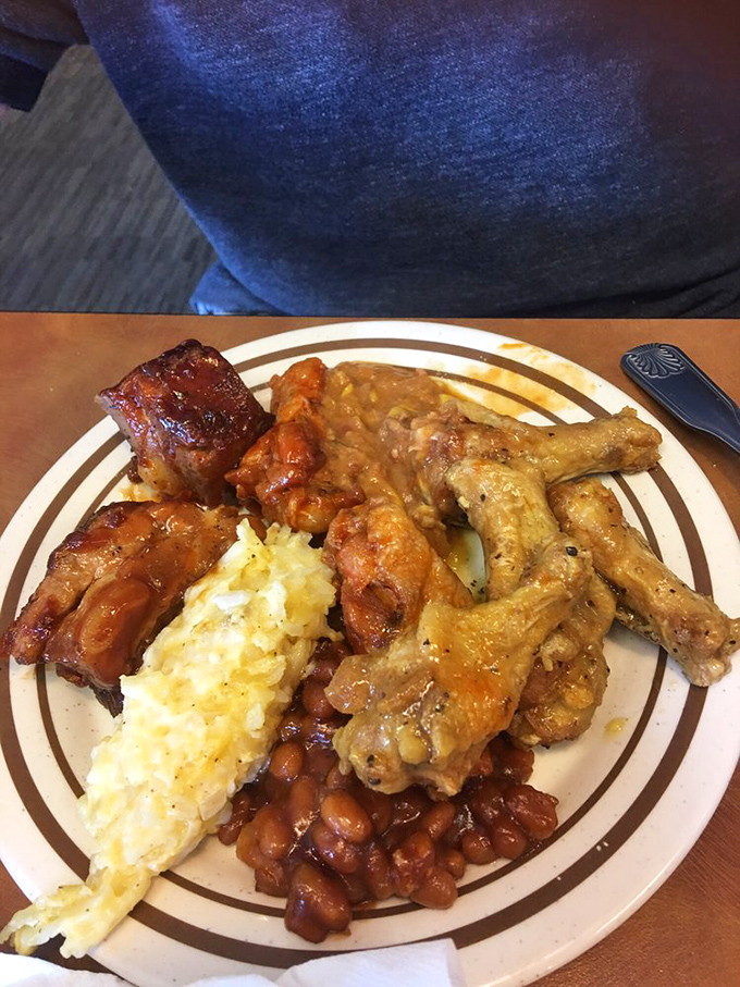 Southern comfort on a plate: ribs, chicken, mac and cheese, and beans – a masterclass in the art of buffet strategy and selection.