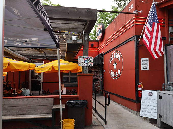 Daddy D'z colorful exterior is like a barbecue carnival – complete with a flying pig that seems to say "follow your nose to happiness."