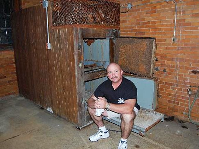 A sobering glimpse into hydrotherapy treatments. This brick enclosure once held patients in alternating hot and cold water, considered therapeutic for various mental conditions.