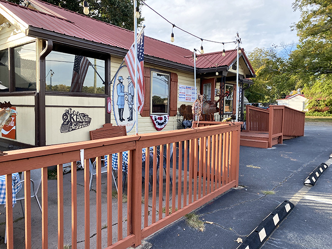 Big Shanty's charming red-trimmed cottage looks like it was built by the Three Little Pigs – if they were master pitmasters. 