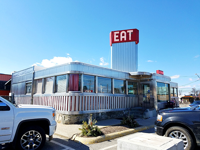 Zip's iconic "EAT" sign doesn't mince words – direct and to the point, just like their perfectly crispy home fries.