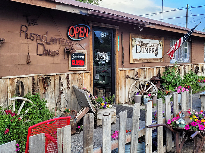 Country-cute meets seriously good eats at The Rusty Lantern. Those flowerbeds and wagon wheels aren't just for show—they're breakfast appetizers for the eyes.