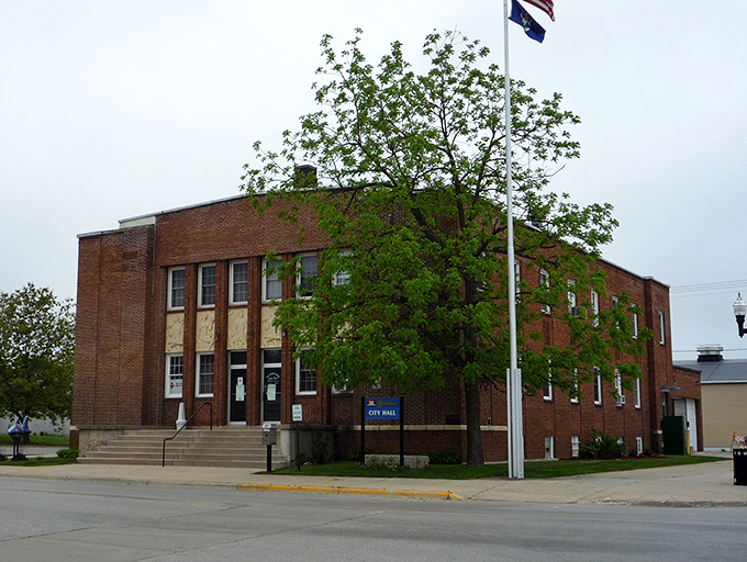 Gladstone's historic courthouse stands as a pink-hued testament to small-town pride. Like a Victorian lady dressed in her Sunday best!