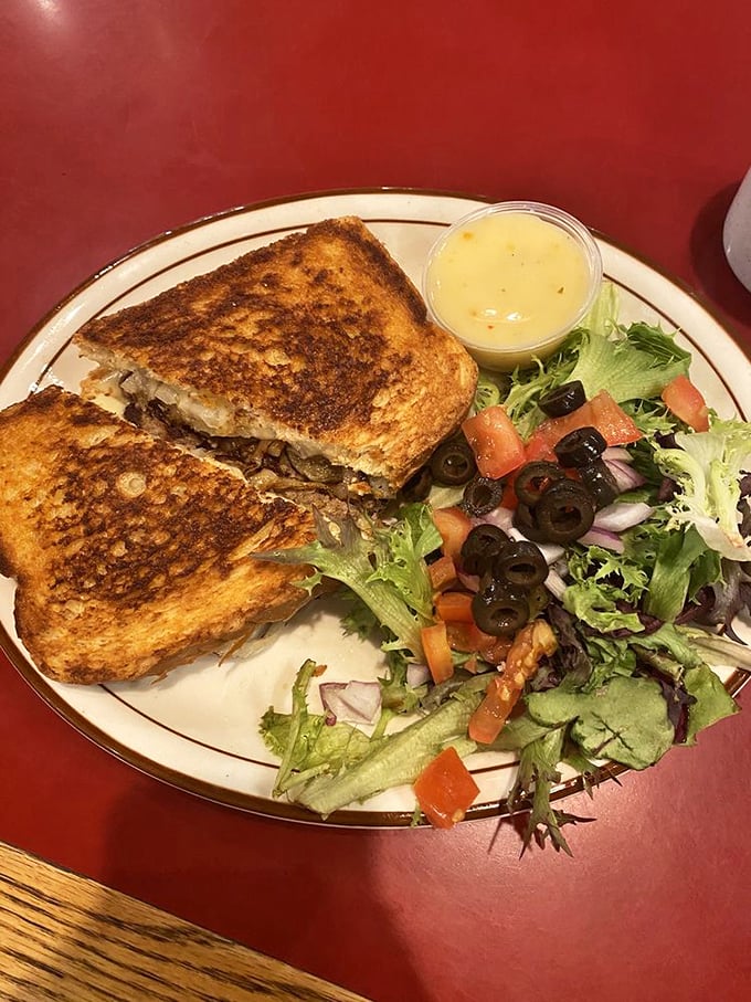 A garden-fresh salad with house-made croutons and perfectly toasted bread – the kind of lunch that makes you feel virtuous without sacrificing satisfaction. 