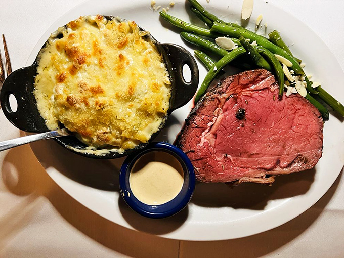 Prime rib so perfectly prepared it would make a vegetarian reconsider life choices. That side of mac and cheese isn't just comfort food—it's a revelation.
