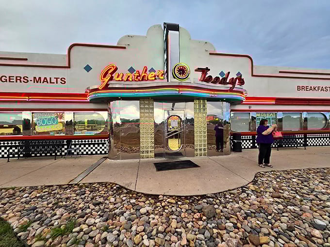 The neon glow of Gunther Toody's sign is like a bat signal for people craving crispy bacon and fluffy eggs.