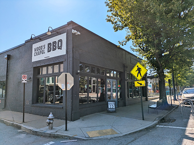 Fat Matt's retro sign glows like a barbecue beacon in the Atlanta night. Blues and barbecue – a match made in heaven. 
