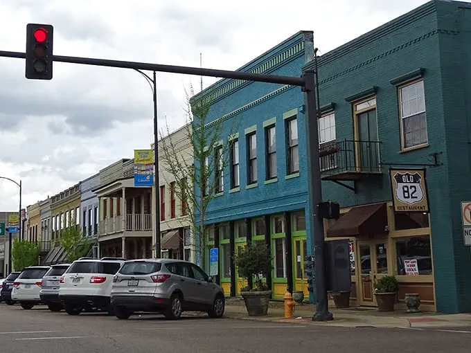 This Victorian beauty isn't just a house—it's architectural eye candy that makes you wonder if you've stumbled onto a movie set. Pure Mississippi magic!