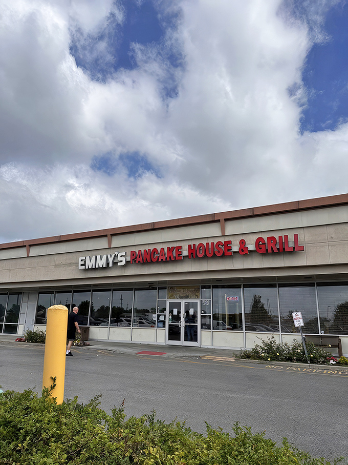 Emmy's humble exterior belies the breakfast paradise within—like finding a treasure chest disguised as an ordinary building in suburban Avon.