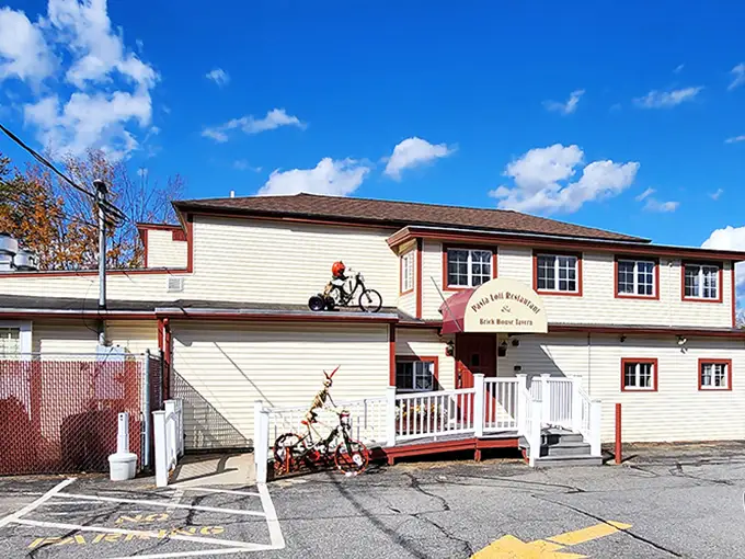 The unassuming exterior of Pasta Loft stands like a culinary speakeasy – no flashy signs needed when the food does all the talking.