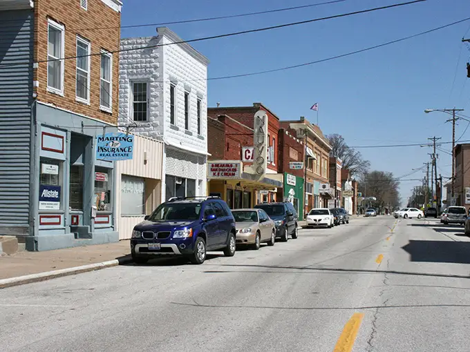 1. the postcard worthy antiquing town in illinois that’s perfect for weekend getaways