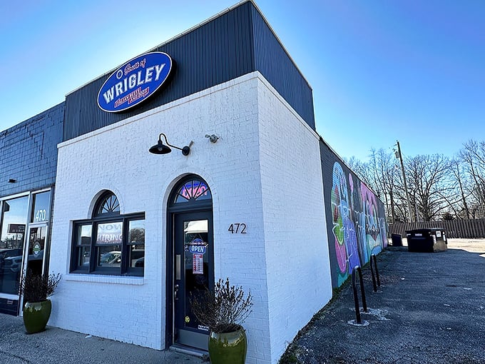 A slice of Chicago in the Bluegrass State! South of Wrigley's iconic blue sign promises Windy City delights that'll make your taste buds do the happy dance.