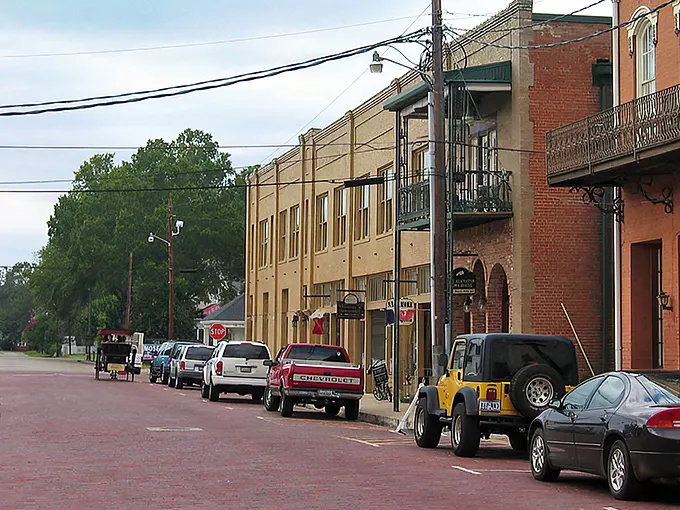 Jefferson's brick-paved streets aren't just charming—they're like time machines with better suspension. Every step echoes with history while modern life unfolds at a gentler pace.