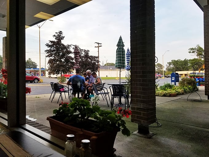 Al fresco dining, Michigan-style. Even the outdoor seating area maintains that no-fuss approach that lets the food be the star.