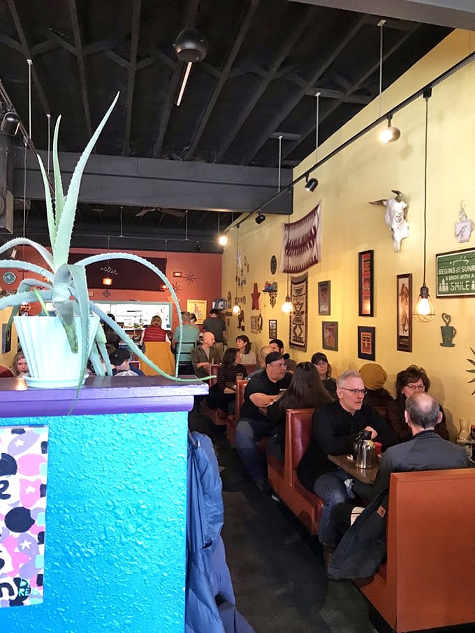 Where strangers become temporary breakfast companions. Notice how nobody's looking at their phones—that's the power of anticipation.