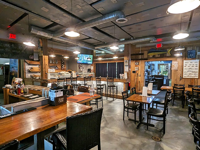 Industrial-chic meets coastal comfort in Blu's dining room. Wooden tables, concrete floors, and exposed ceiling—where warehouse aesthetic meets maritime charm.