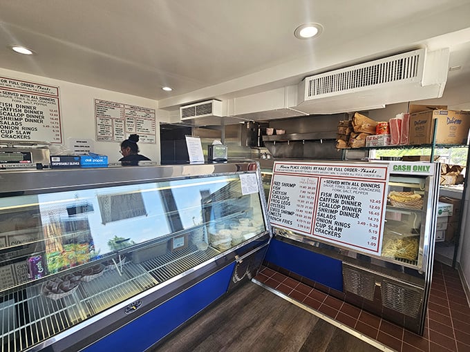 No frills, no seats, no problem! The compact interior is all business, focusing on what matters most—extraordinarily fresh seafood.
