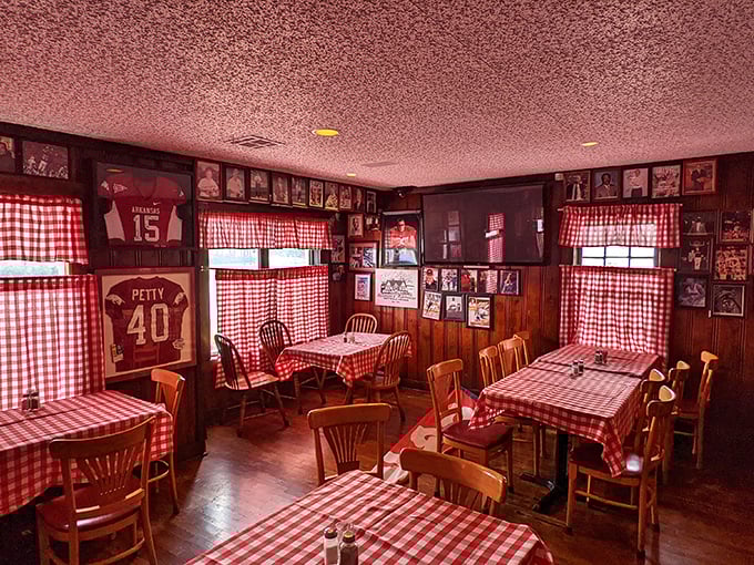Red-checkered tablecloths and Razorback memorabilia create that "I've just walked into my lucky uncle's man cave" feeling. Comfort begins before the food arrives.