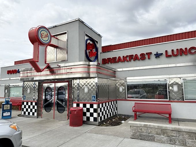Classic Americana never looked so appetizing! Dixie's chrome-and-red exterior is like stepping into a Norman Rockwell painting—with better pancakes.
