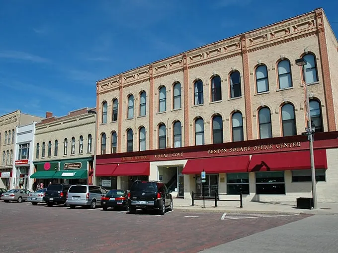 Woodstock's town square could double as a movie set—wait, it actually did in "Groundhog Day"! Pure small-town perfection.
