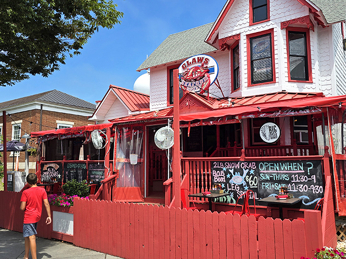 This red-trimmed seafood haven looks like your grandmother's house—if grandma was secretly the queen of crustaceans!