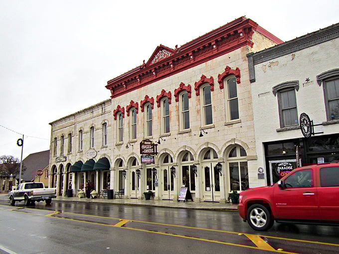 Quiet streets and historic storefronts—Granbury's downtown is where modern life takes a much-needed coffee break. 