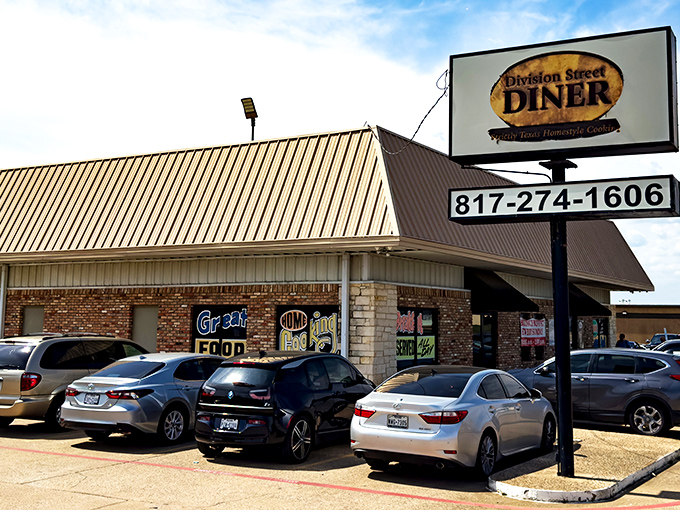 Division Street Diner stands proud like that friend who still makes mixtapes and refuses to get social media—wonderfully, deliciously old-school.