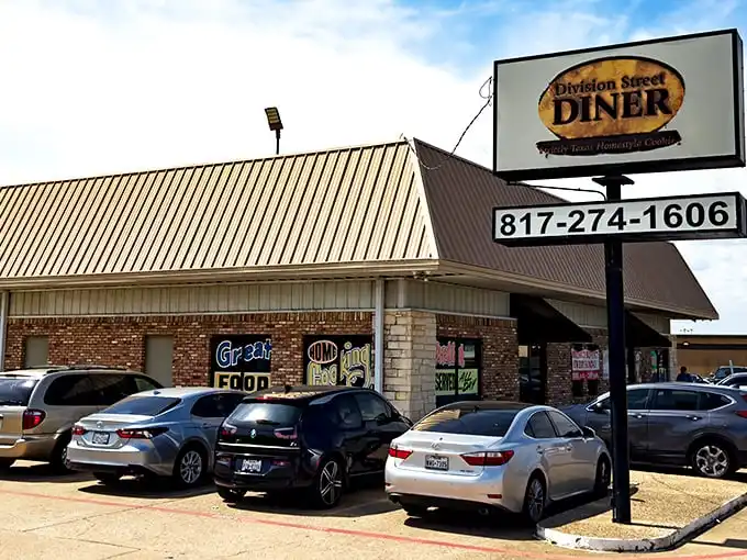 Division Street Diner stands proud like that friend who still makes mixtapes and refuses to get social media—wonderfully, deliciously old-school.