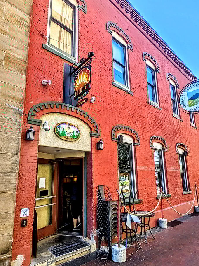 Goldy's historic façade houses modern breakfast magic. Those arched windows have witnessed countless happy food comas.