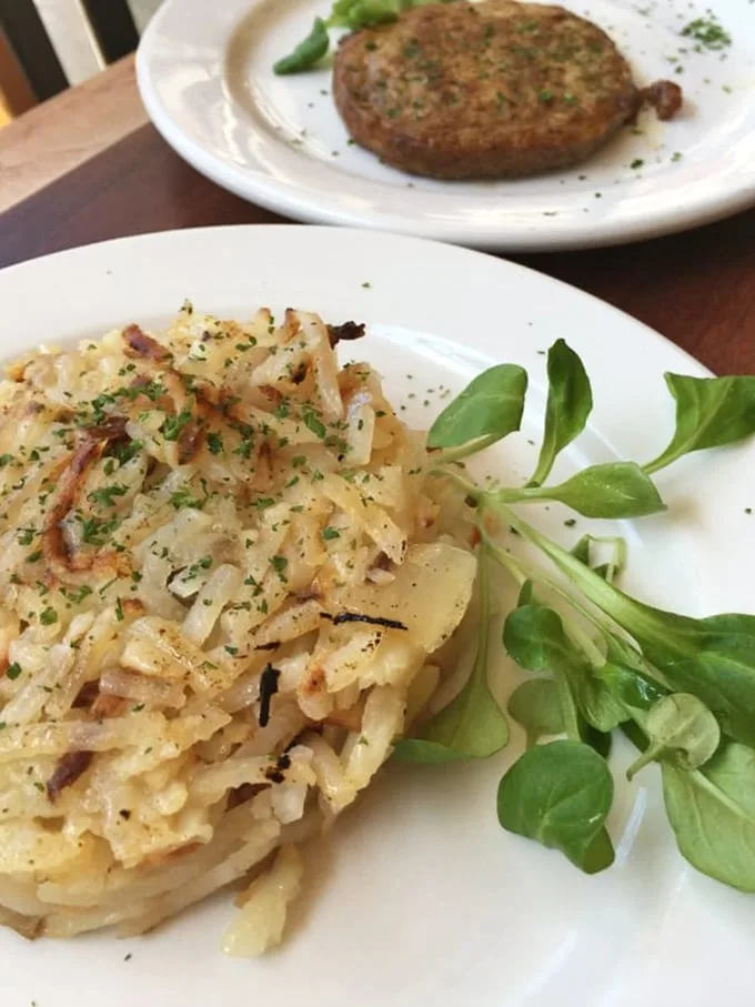 Golden-brown hash browns that make potato farmers proud. Crispy edges, tender centers—this is what potatoes dream of becoming.