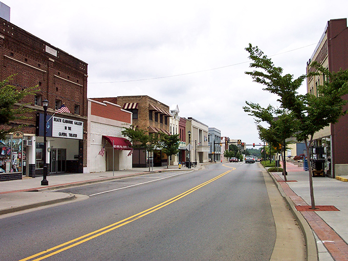 No rush, no noise—just storefronts standing proud and trees leaning into the rhythm of a slow Tuesday.