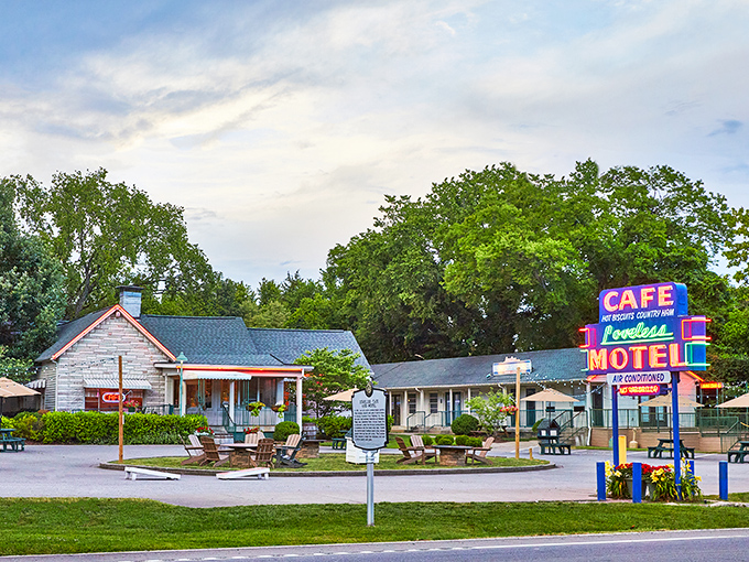 This isn't just a roadside stop—it's a Tennessee institution where breakfast pilgrims flock for biscuits that define Southern perfection.