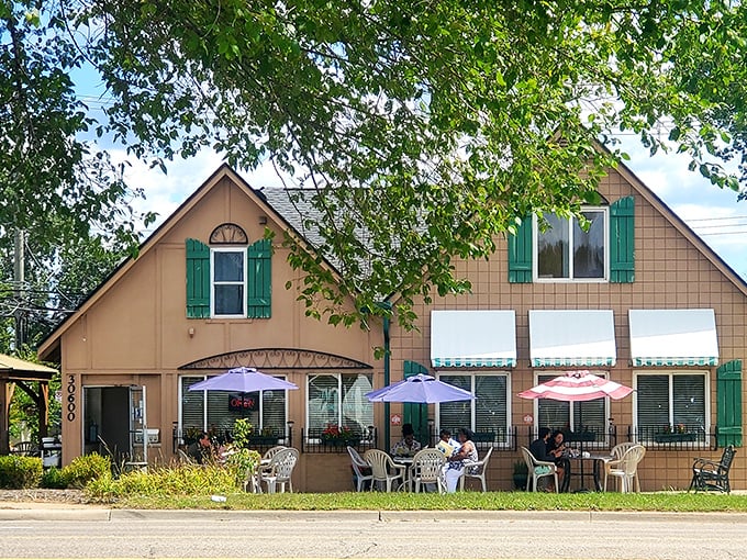 Those purple umbrellas aren't just for show – they're sheltering conversations, coffee refills, and memories being made over perfect pancakes.