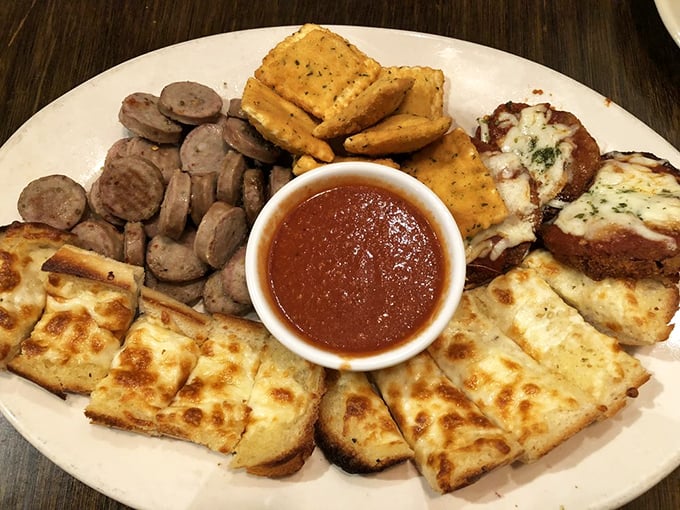 The sampler platter—where indecision becomes a virtue. Italian sausage, garlic toast, and cheese all sharing one glorious plate.