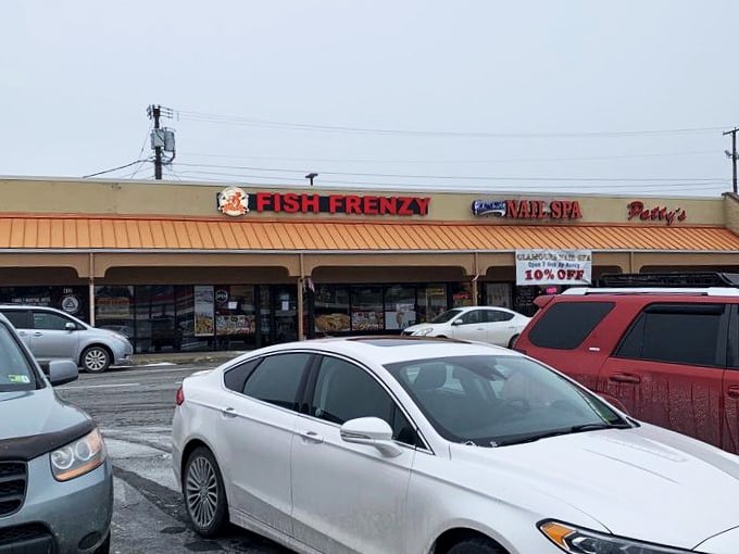 No ocean view needed – this strip mall seafood spot proves that sometimes the best catches are found in the most unexpected places.