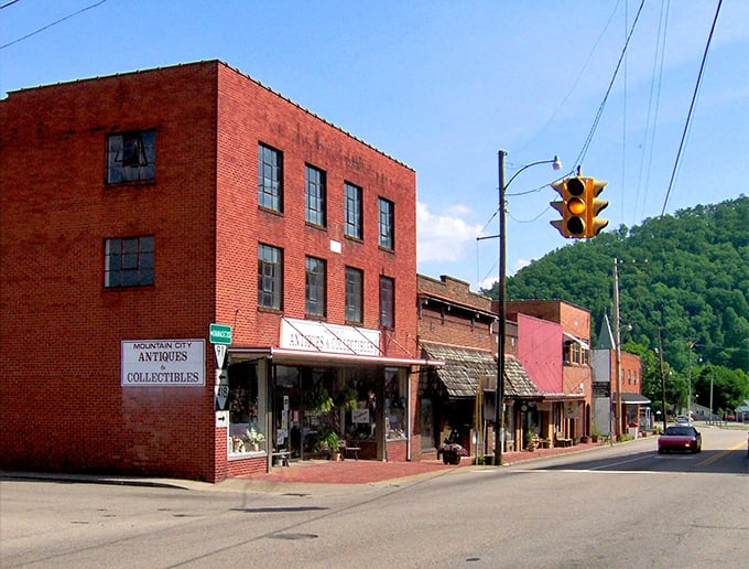 Antique shops, mountain backdrops, and a vibe that says “stay awhile”—even if you weren’t planning to.